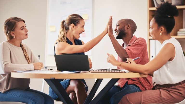 Comment développer son aisance relationnelle au travail : stratégies et ...